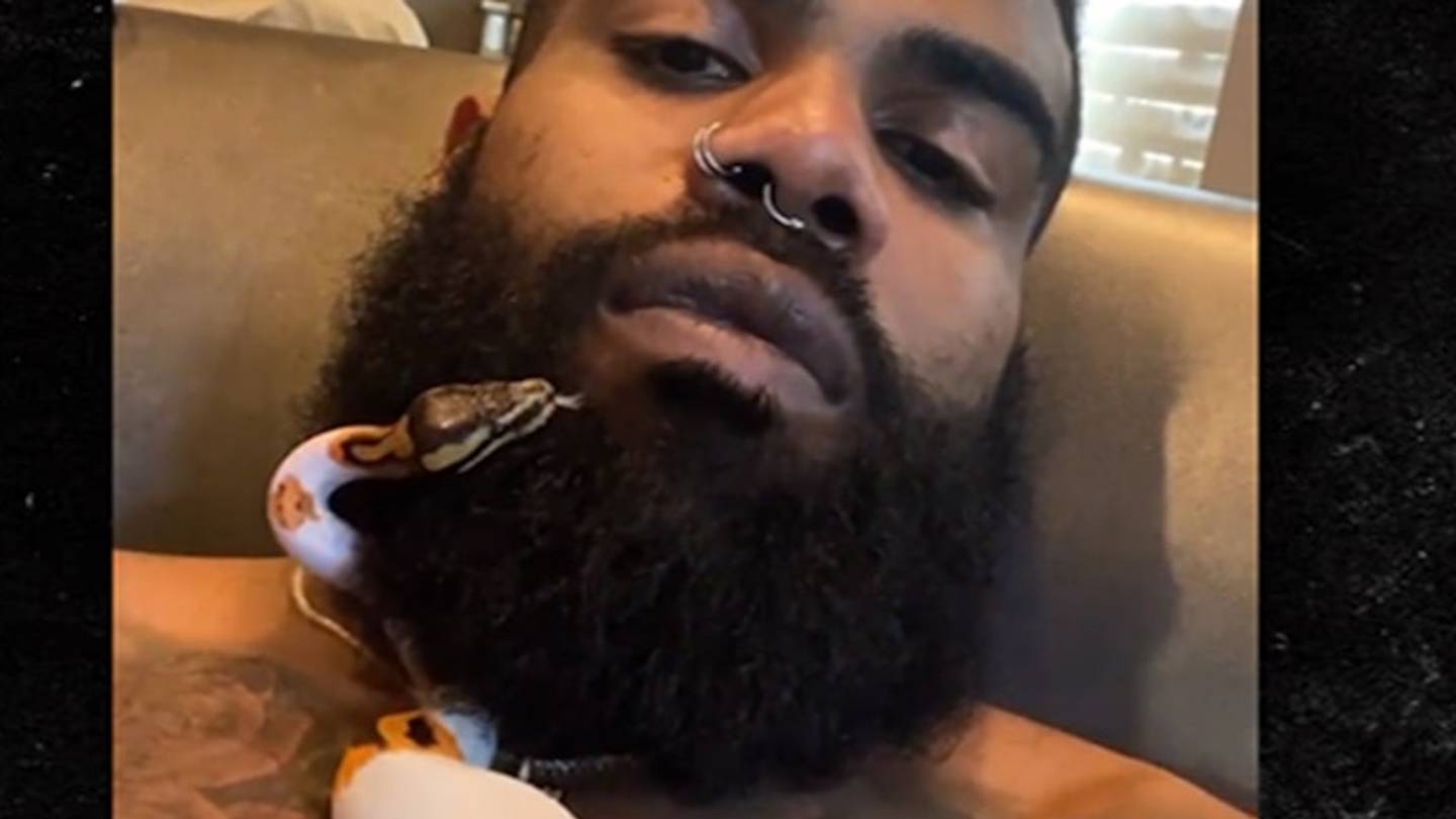 LOOK: Dallas Cowboys RB Ezekiel Elliott & His Skin-Crawling Pet Snake
