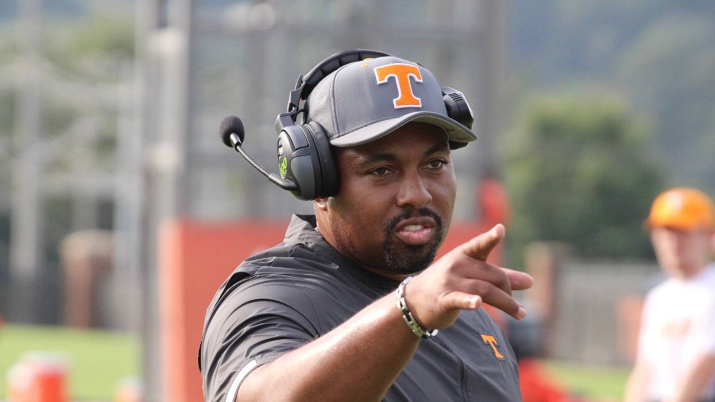 Vols' Running Backs Building Cohesion, Depth Under Jerry Mack This Fall