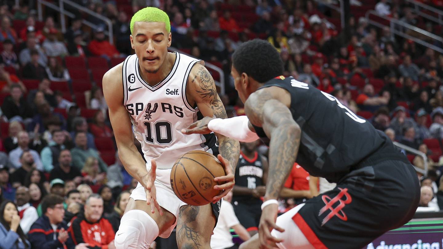 Why Spurs' Jeremy Sochan is Shooting Free Throws Using One Hand