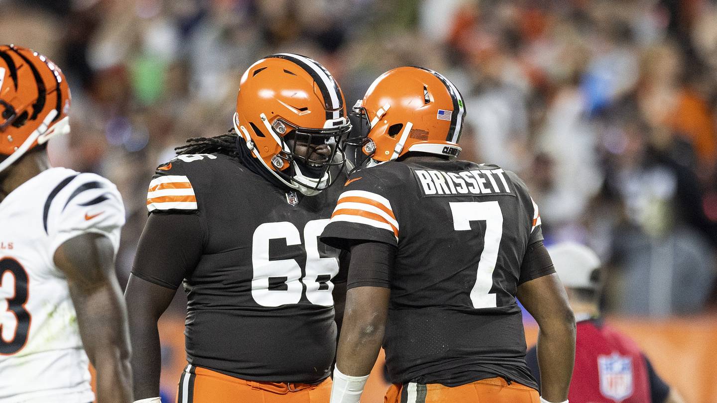 Buccaneers Showing Interest in Former Browns QBs Jacoby Brissett and ...