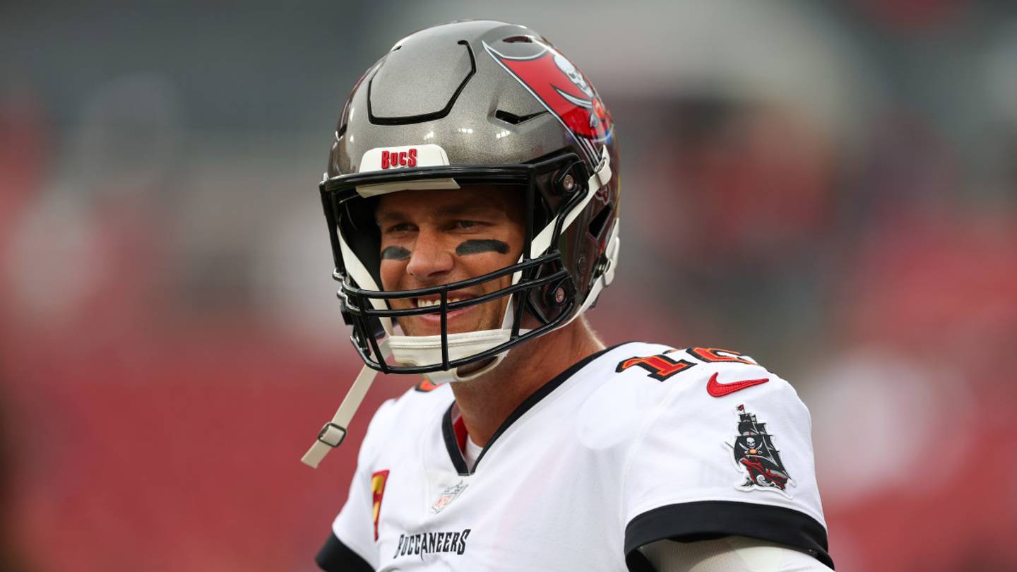 Running Back Challenges Buccaneers’ Quarterback Tom Brady to Race