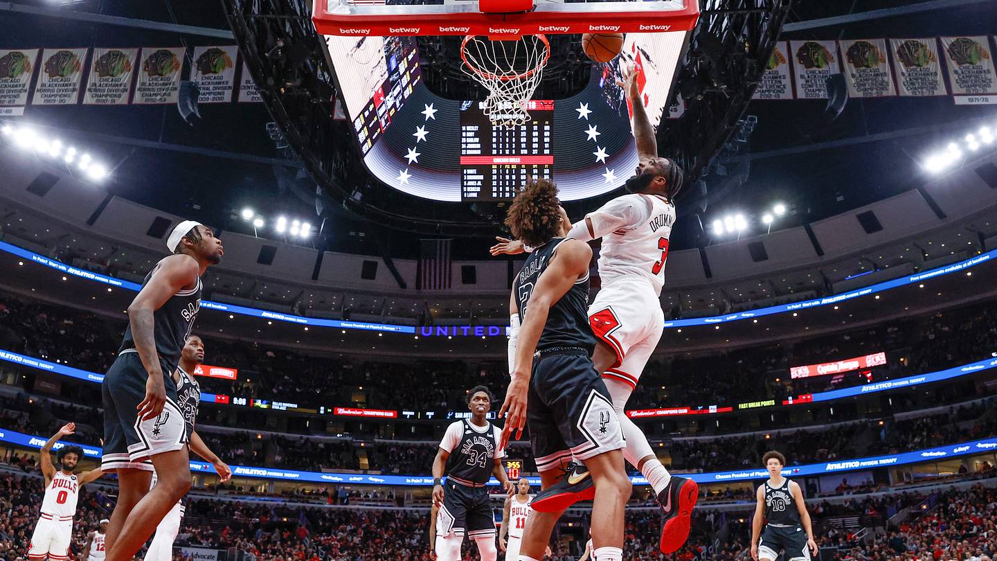 Big men dominate as the Chicago Bulls rout visiting San Antonio Spurs