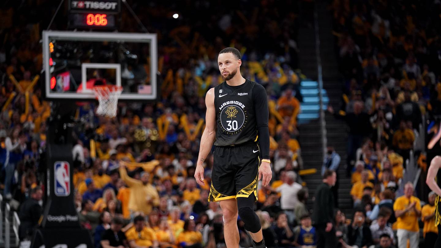 Steph Curry Sets NBA Record in Game 3 vs. Kings