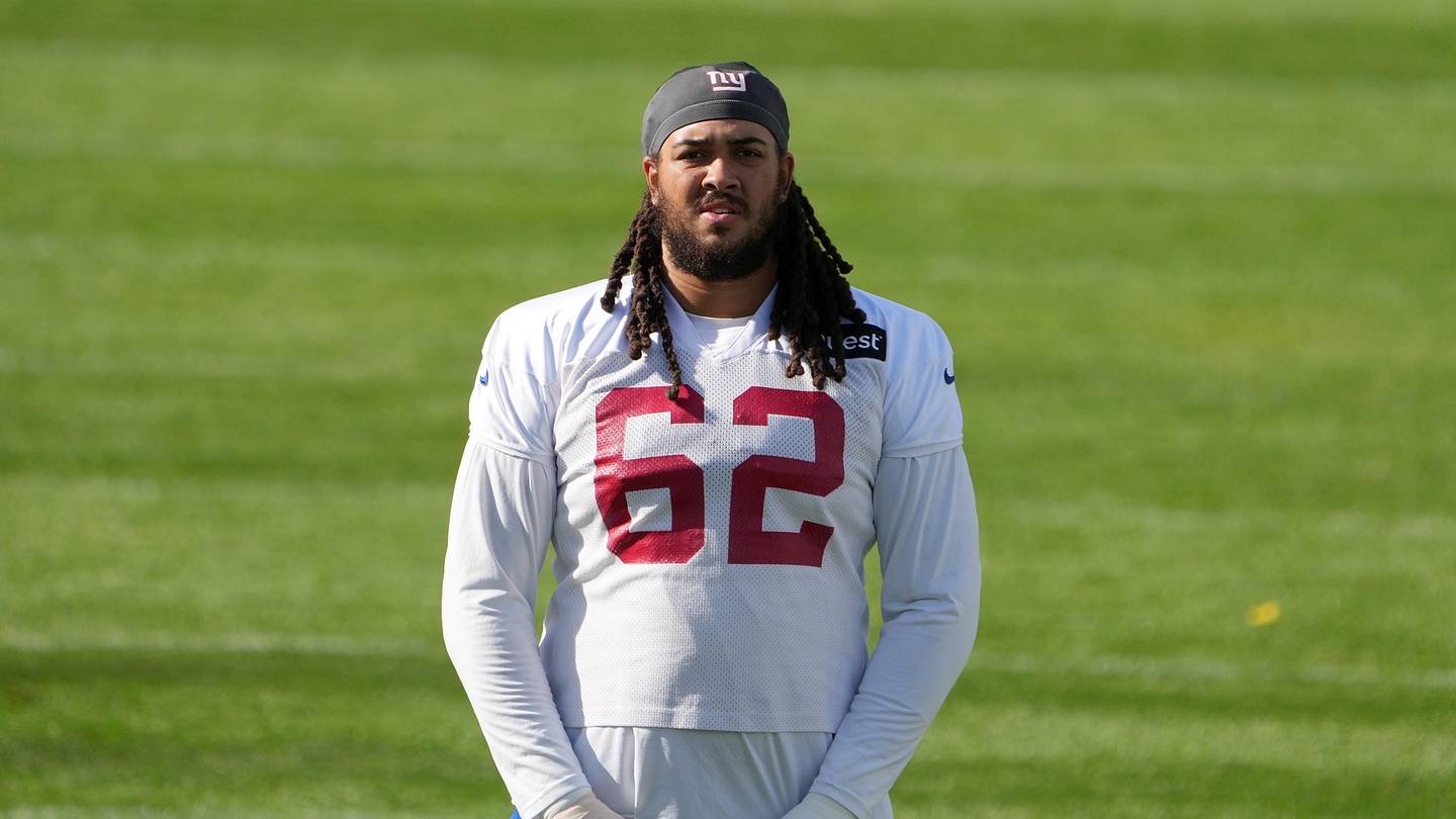 Will Devery Hamilton's Versatility Give Him an Advantage in the O-line ...