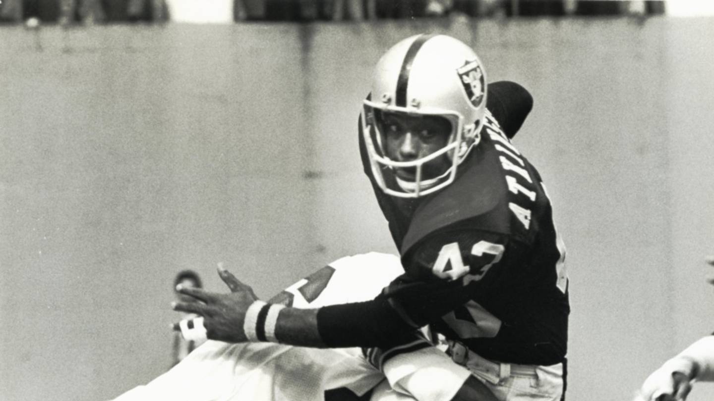 Raiders' George Atkinson Undersized, but Not Underrated