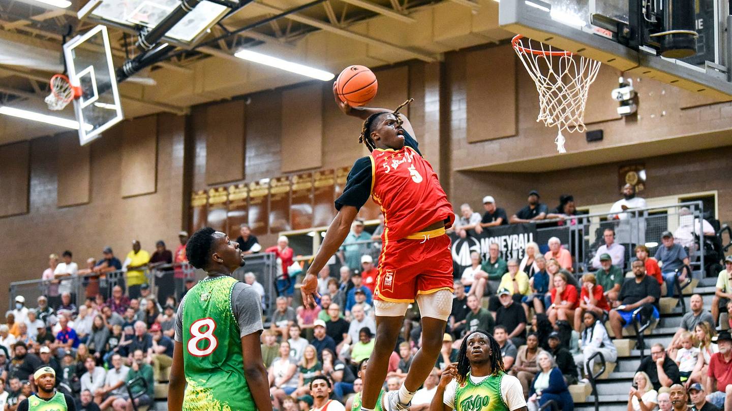 Michigan State basketball freshman Coen Carr shows off insane vertical leap