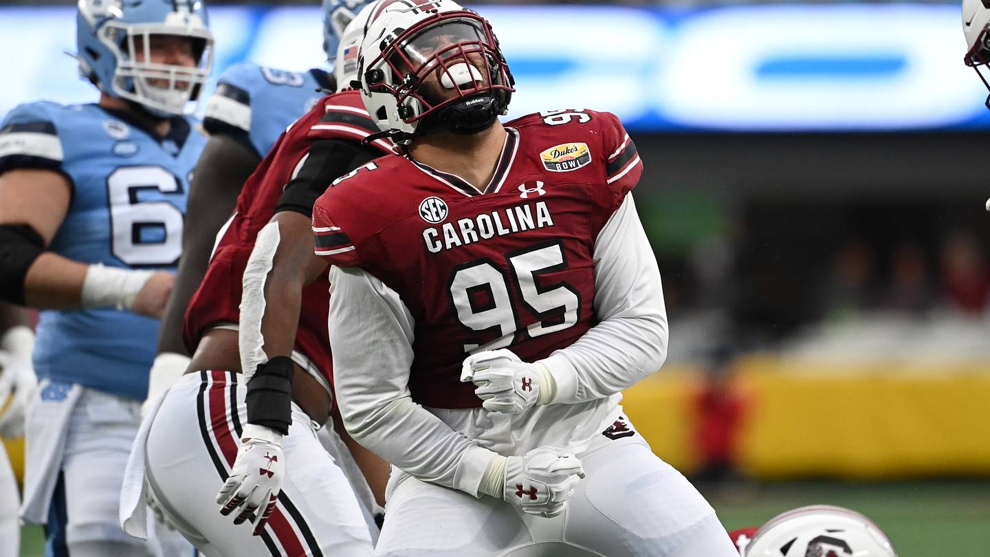INJURY: Alex Huntley Leaves the Game vs Arkansas