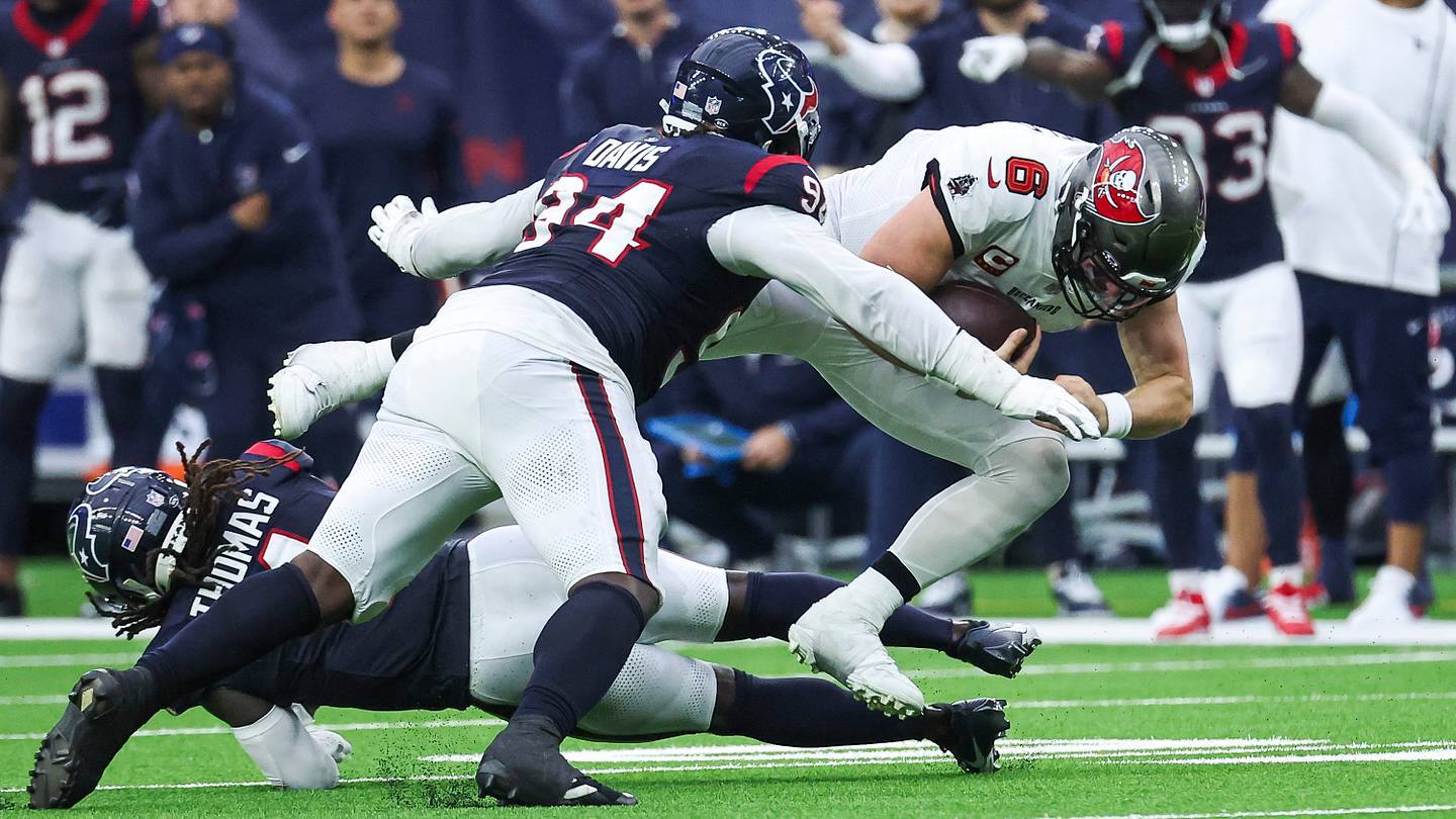 Texans Re-Sign Khalil Davis After Career-Best Season