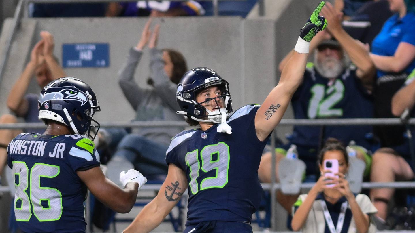 Seahawks' Tyler Lockett Reveals How Jake Bobo is Already 'A Vet'