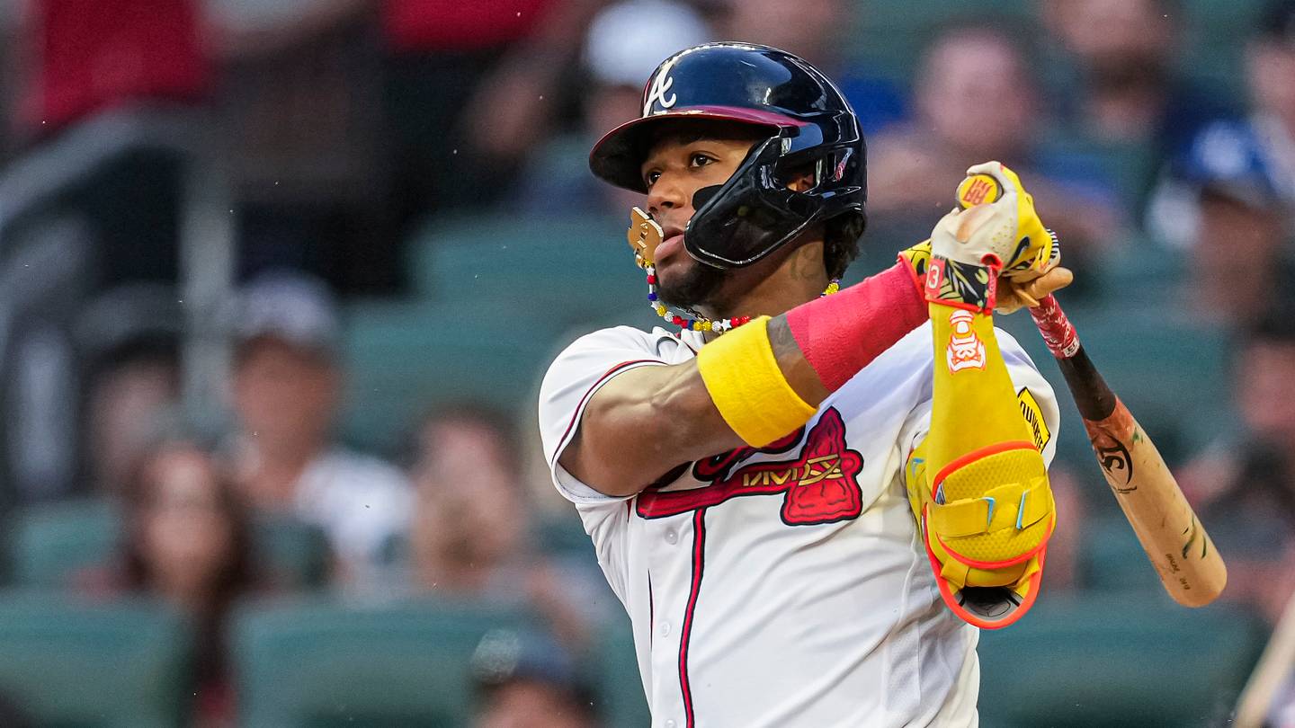 Ronald Acuña Jr. helps brother get a picture with MLB star