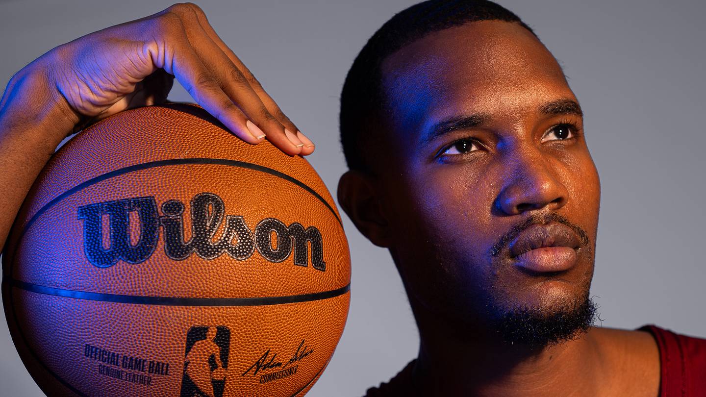 Max Strus' Rapport With Evan Mobley Could Mirror Connection With Ex ...