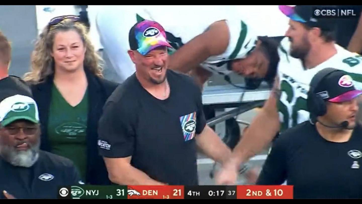 Jets Players and Coaches Lined Up to Hug Nathaniel Hackett In Special ...