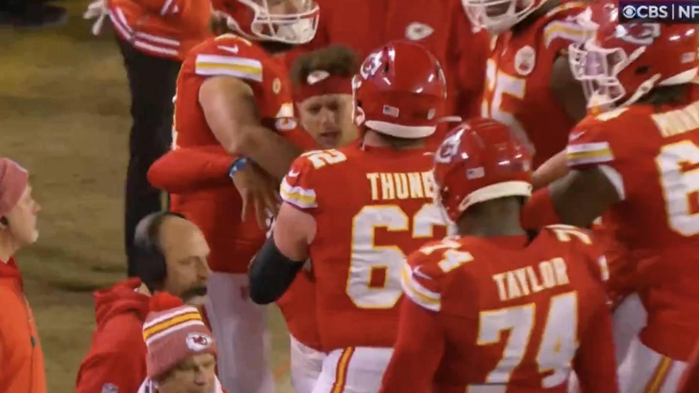 A Heated Patrick Mahomes Had to be Held Back From Refs at End of Chiefs ...