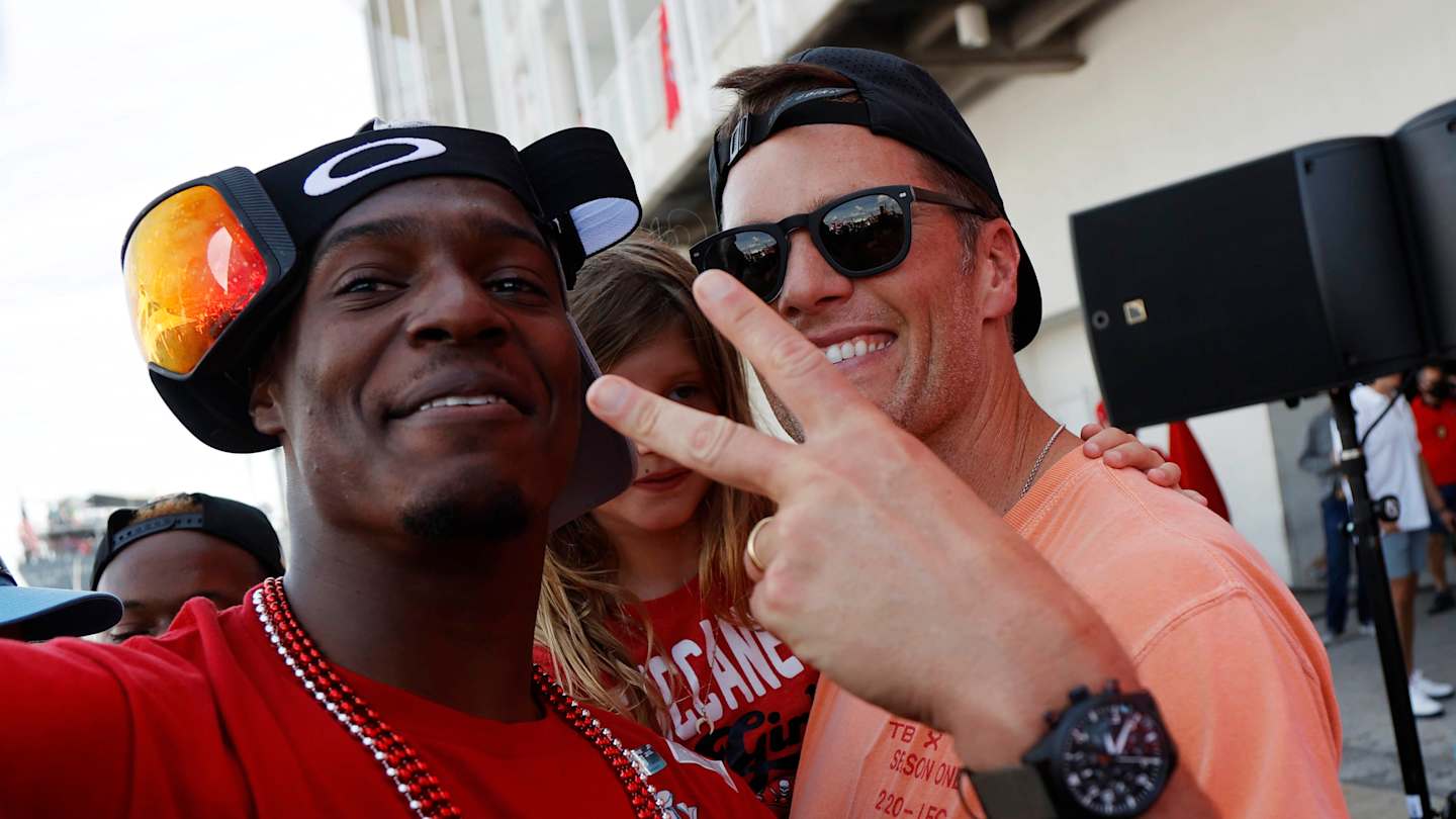 tom brady throwing trophy