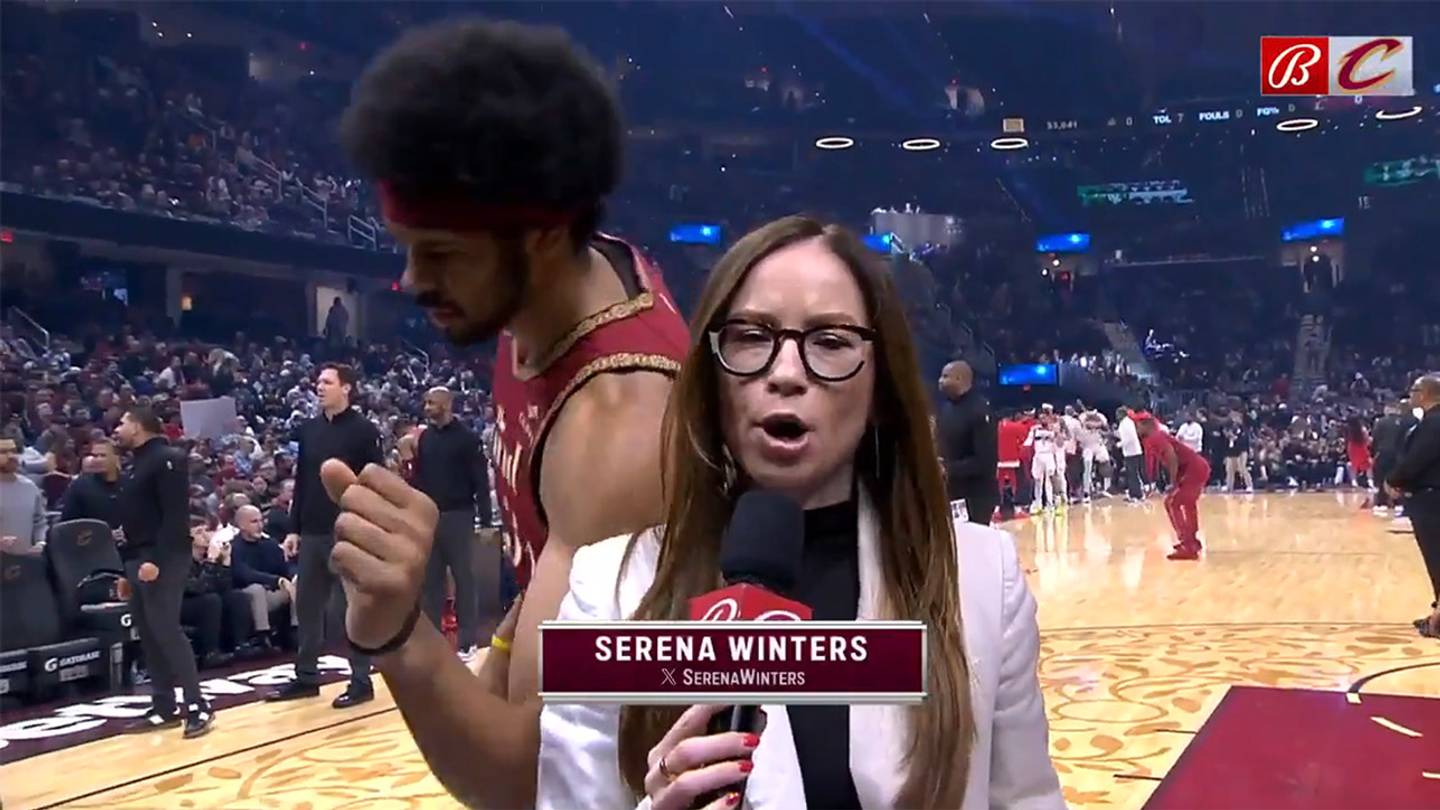Cavs Reporter Didn’t Break Stride Dapping Up Player During Report, And ...