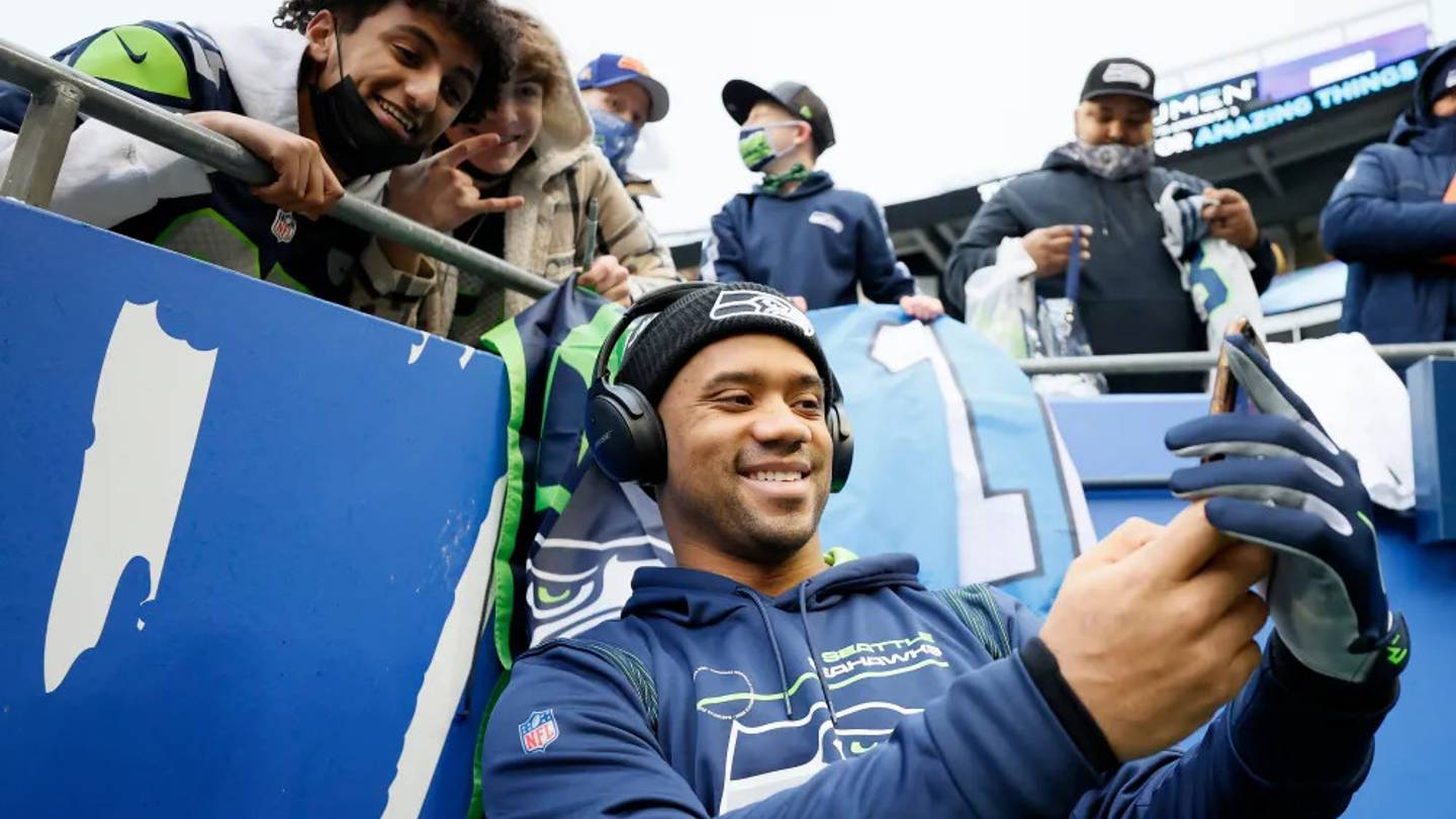 Russell's Return: Could QB Wilson Sign with NFC's Vikings, Play In Seattle?