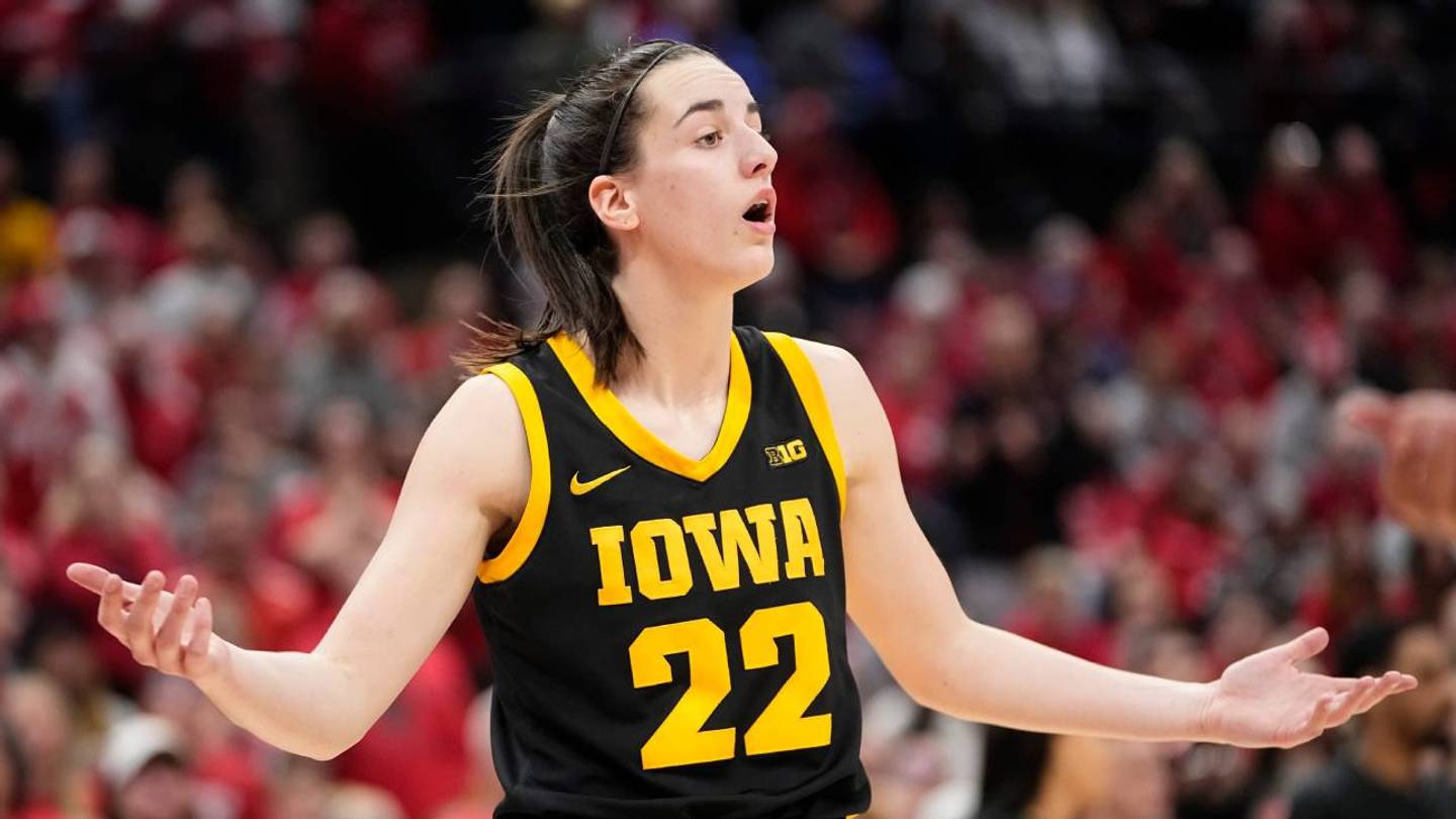 Iowa’s Caitlin Clark Painfully Collides With Ohio State Fan On Court ...