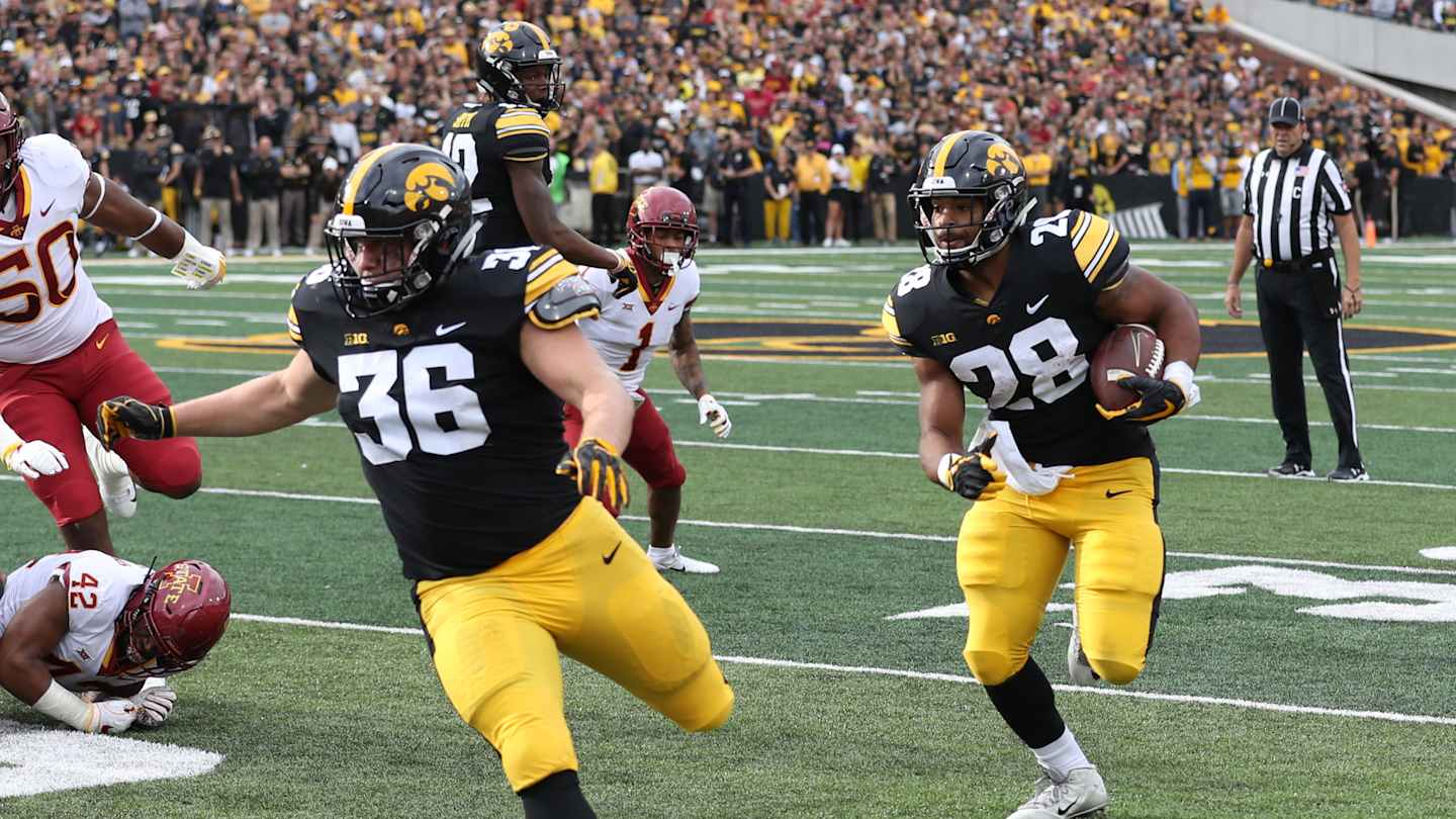 Ross Is Perfect Fit As Iowa's Fullback - Sports Illustrated Iowa ...