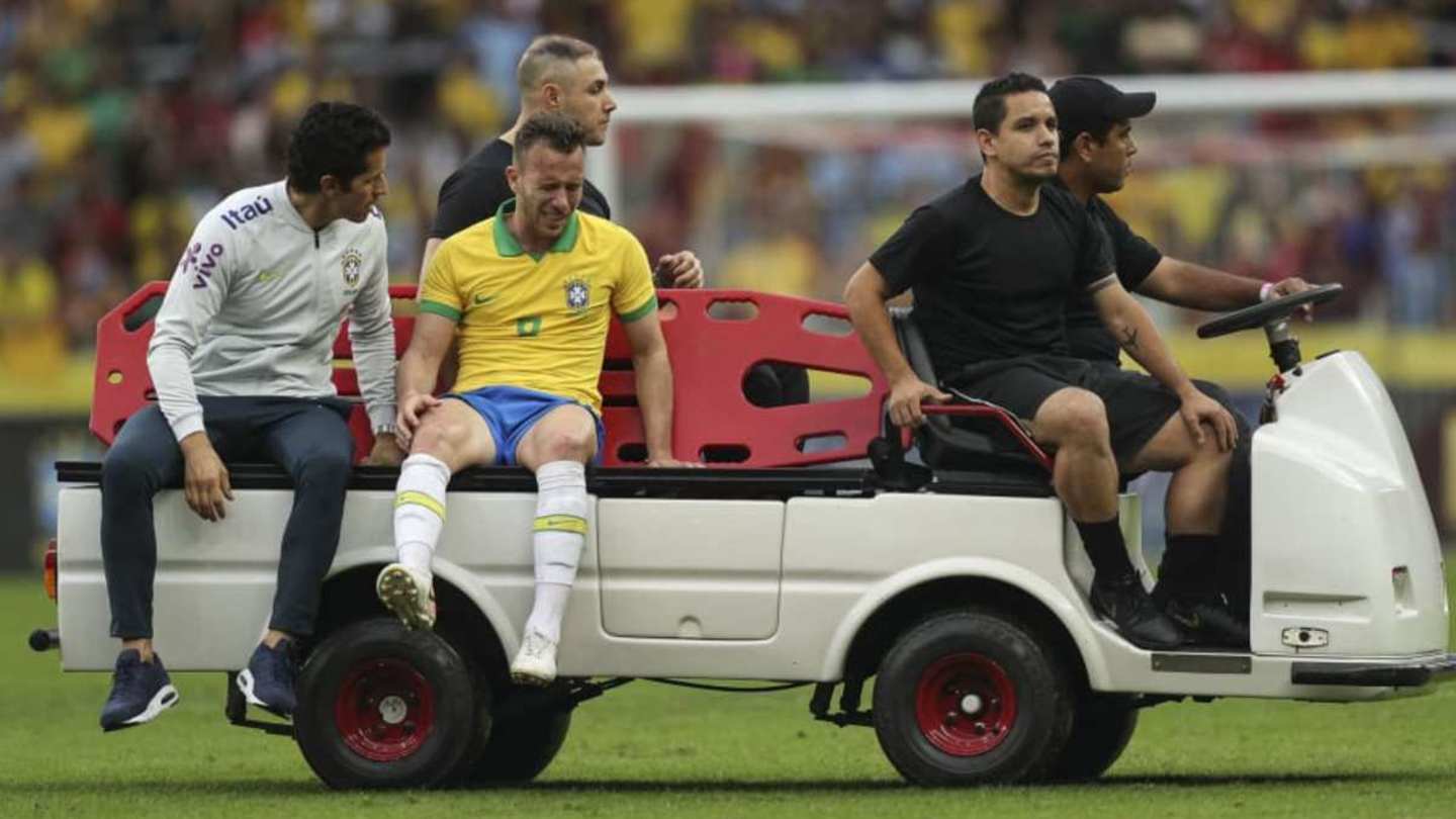 Arthur se retira lesionado en camilla y llorando y se encienden las ...