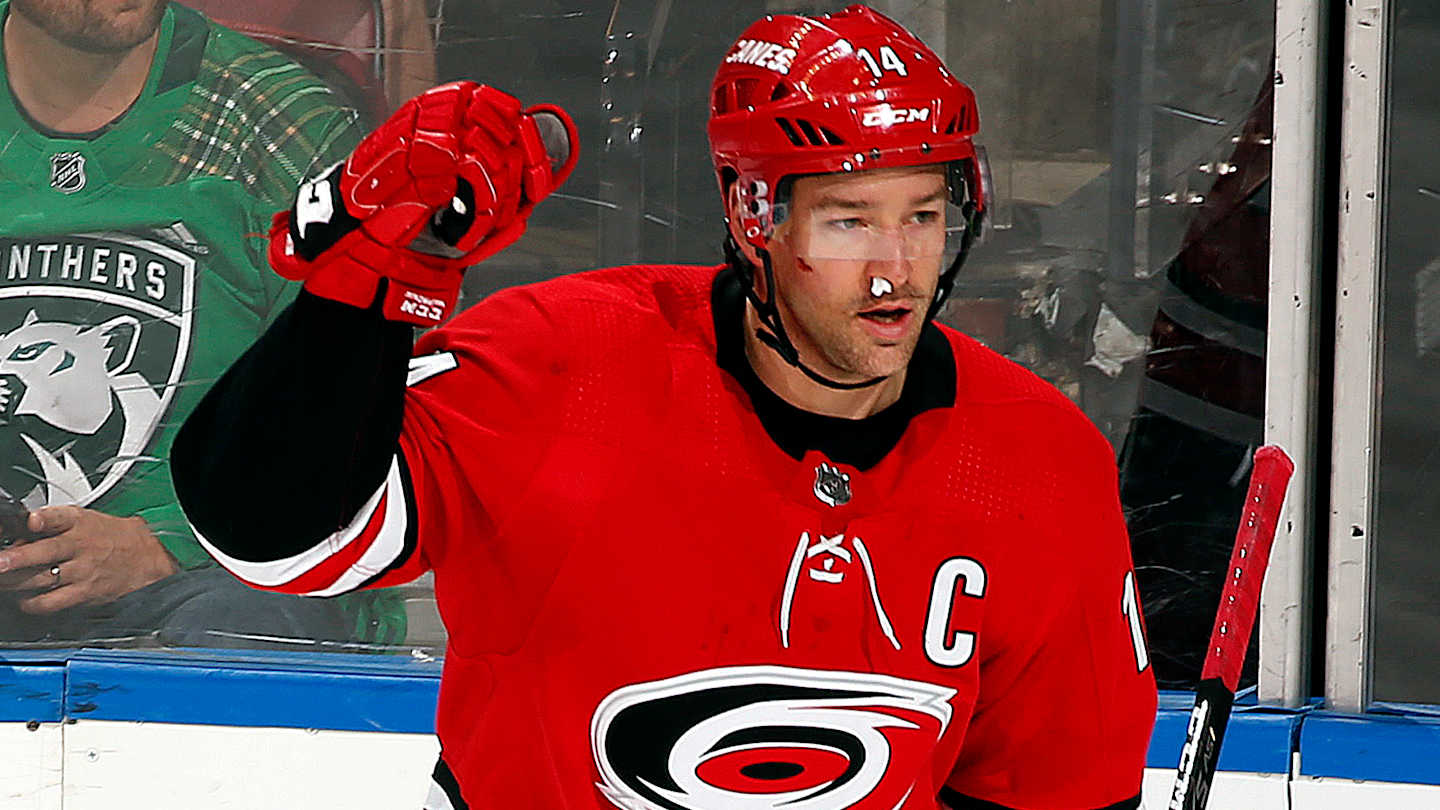 Carolina Hurricanes: Justin Williams scores goal off his face (video ...