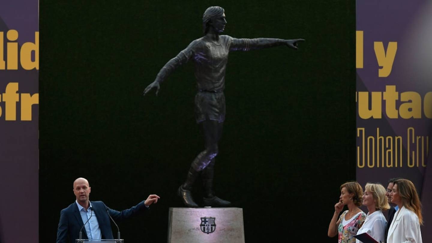 El FC Barcelona inaugura una imponente estatua de Johann Cruyff en el ...