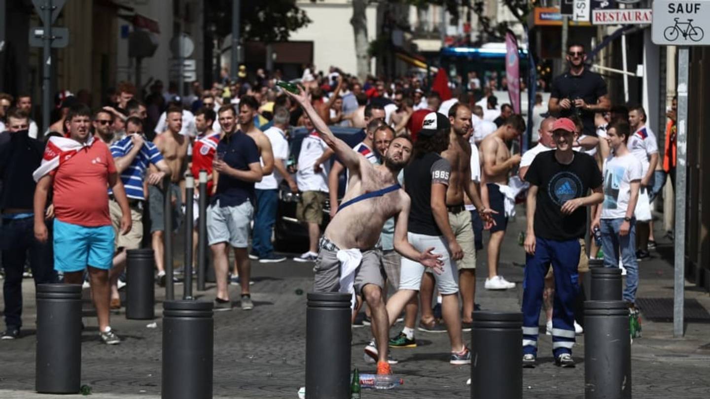 VÍDEO | Batalla campal entre 'hooligans' del Liverpool y el Manchester ...