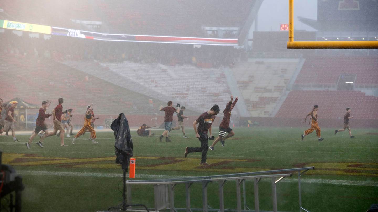 Iowa State students rush field during weather delay (video) - Sports ...