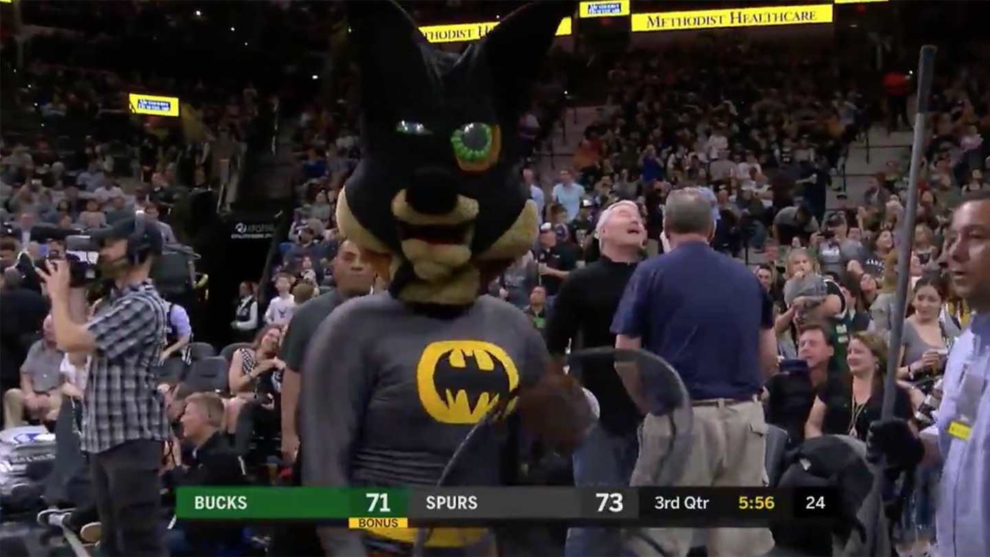 Bucks-Spurs: Bat disrupts another game (video) - Sports Illustrated