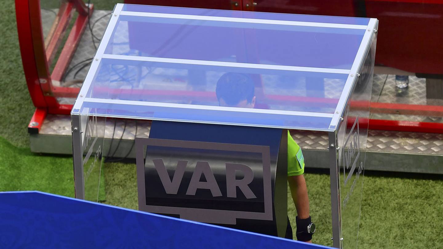 First VAR in World Cup history awards France, Griezmann PK (VIDEO ...