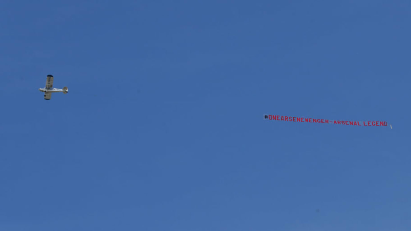 Un avión sigue el balón a pie de campo en la final de la Copa de Arabia ...