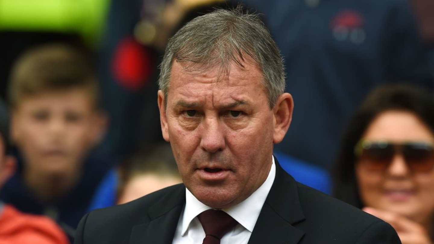 Manchester United Legend Bryan Robson Admits City Are Now on Level ...