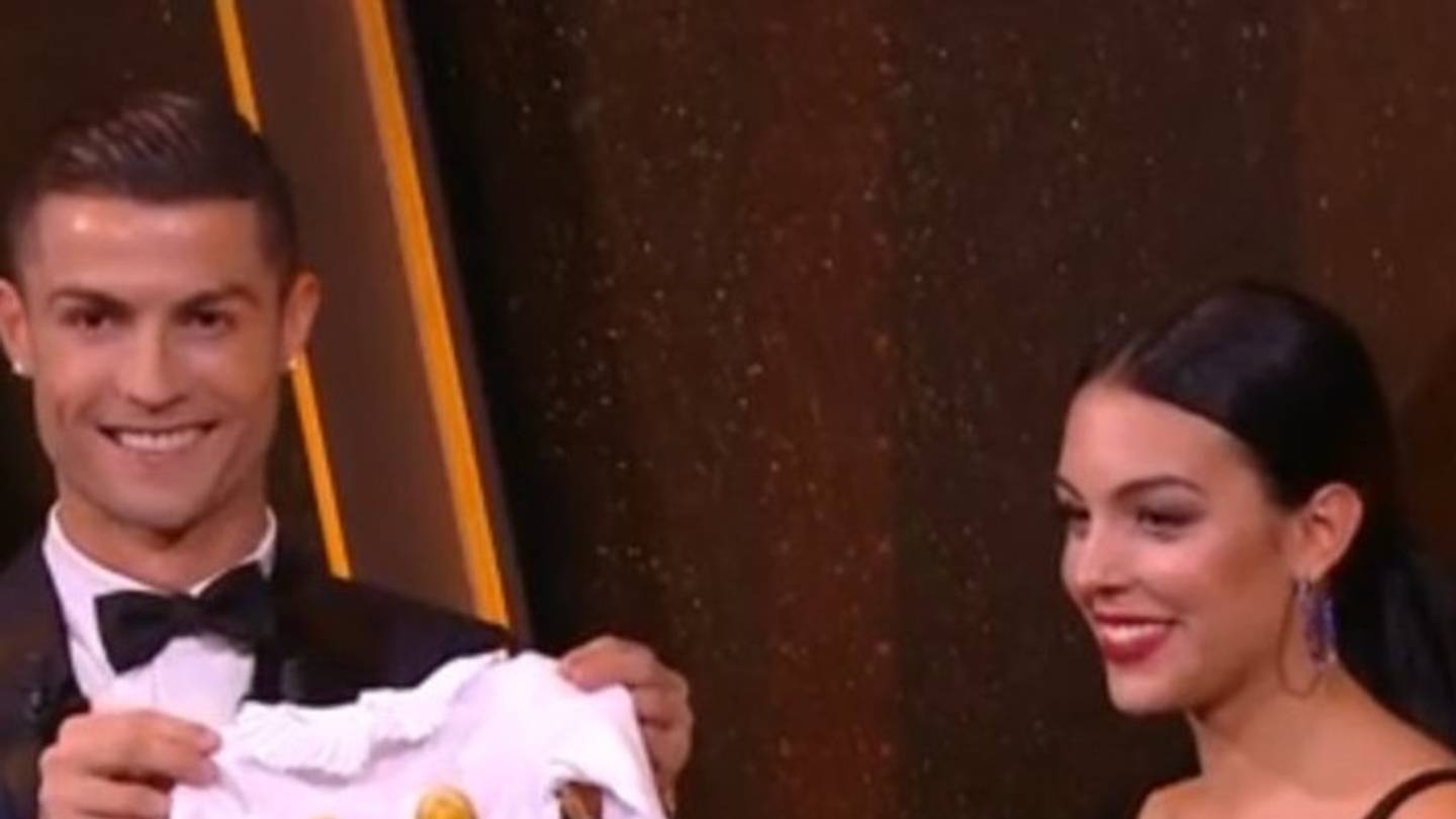 PHOTO: CR7 Presented With a Typical 'Ronaldo' Gift for New Baby After ...