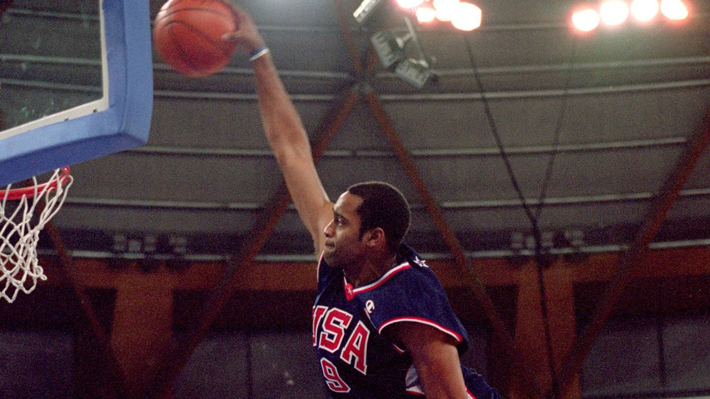 Vince Carter to wear t-shirt featuring him dunking on President Trump ...