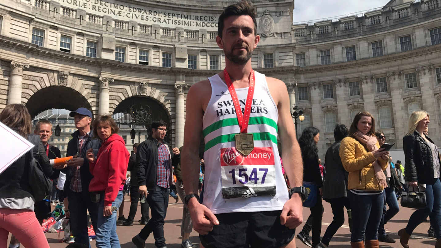 London Marathon runner carries struggling competitor to the finish line ...