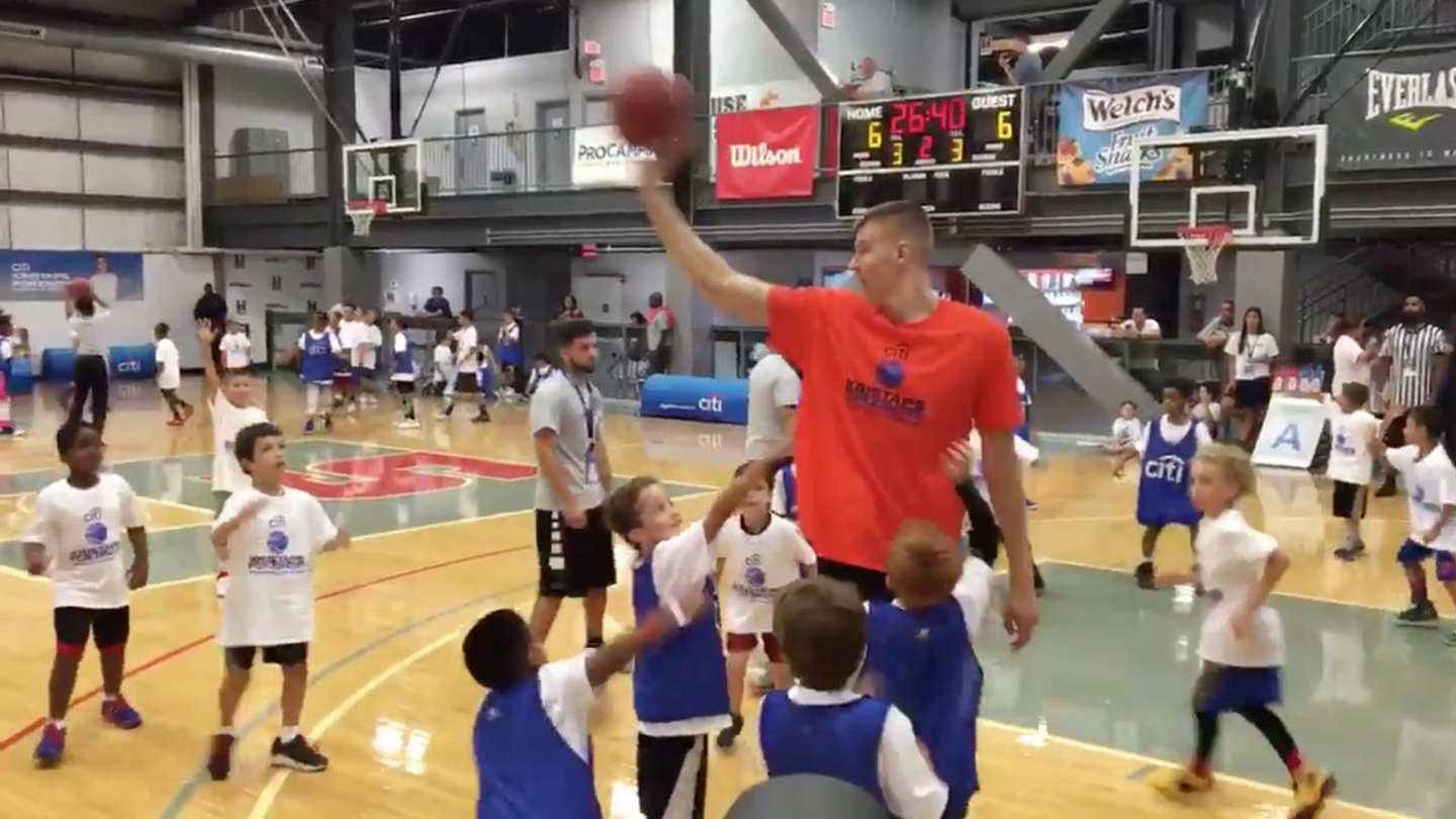 Kristaps Porzingis dunks on kids at basketball camp (Video) - Sports ...