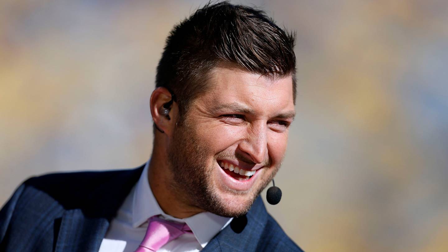 Tim Tebow surprises 89-year-old fan (video) - Sports Illustrated