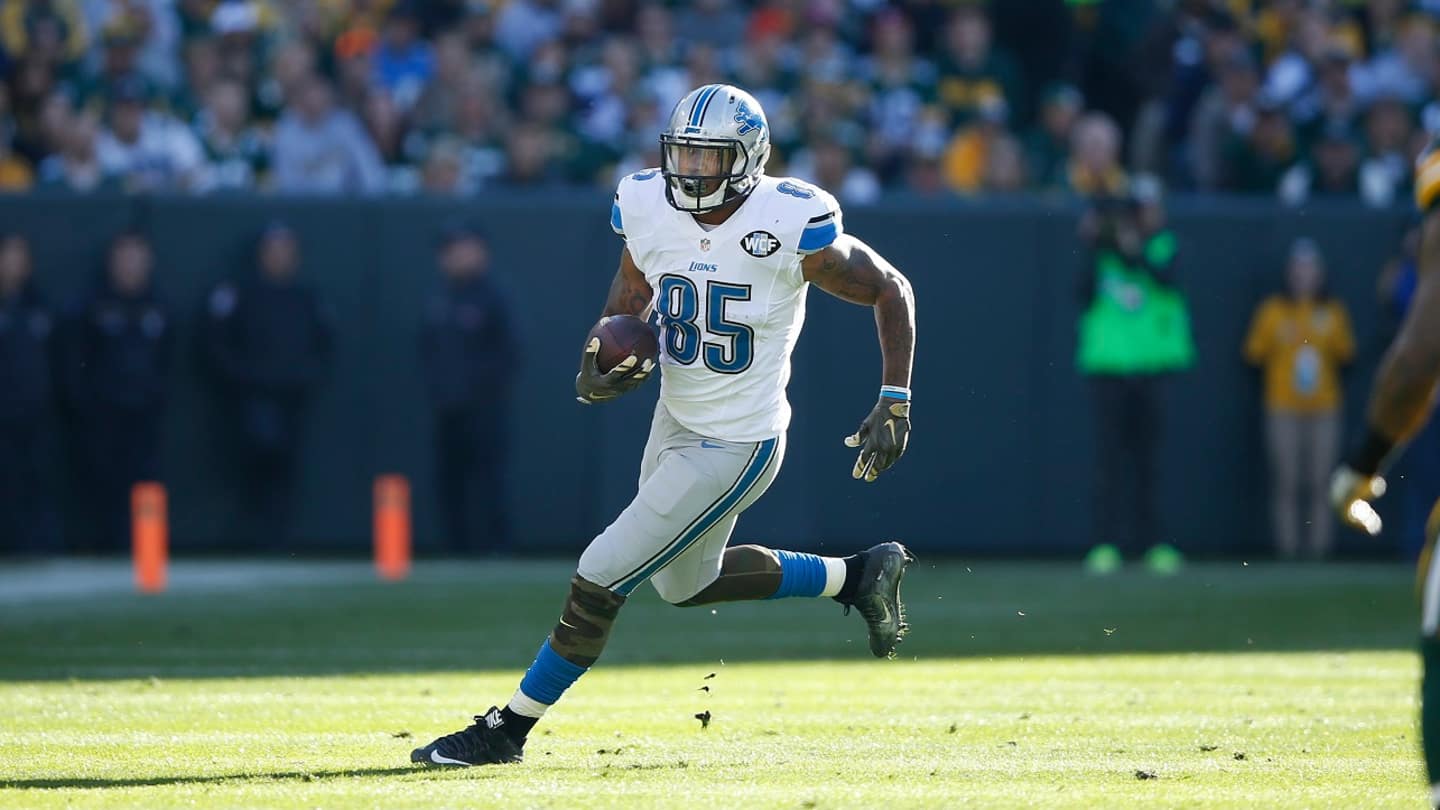 Eric Ebron: Lions TE carted off field with leg injury - Sports Illustrated