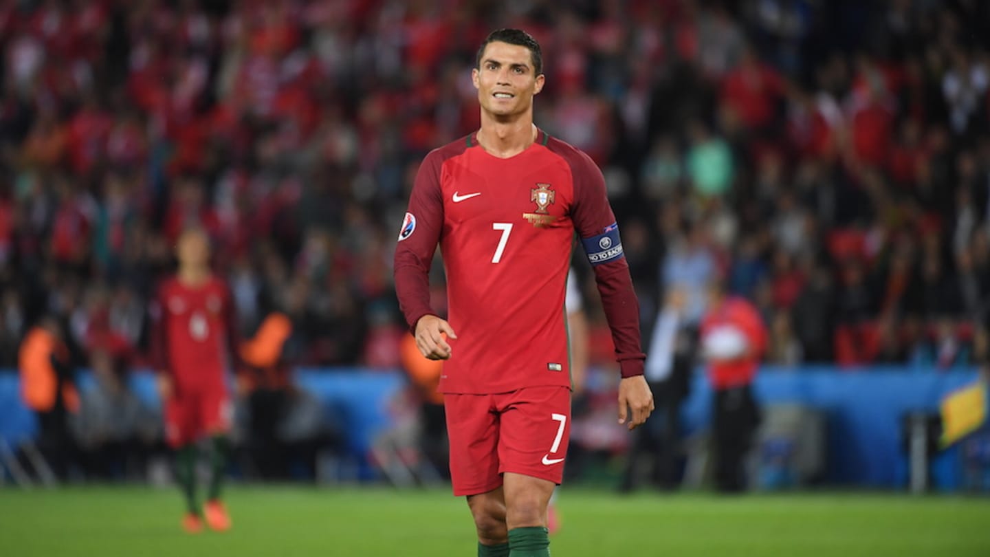 Cristiano Ronaldo throws reporter’s microphone in lake - Sports Illustrated