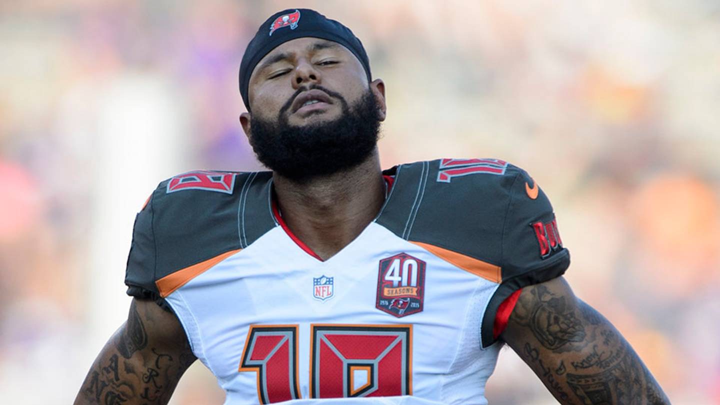 Buccaneers’ Louis Murphy wakes up locked in museum - Sports Illustrated