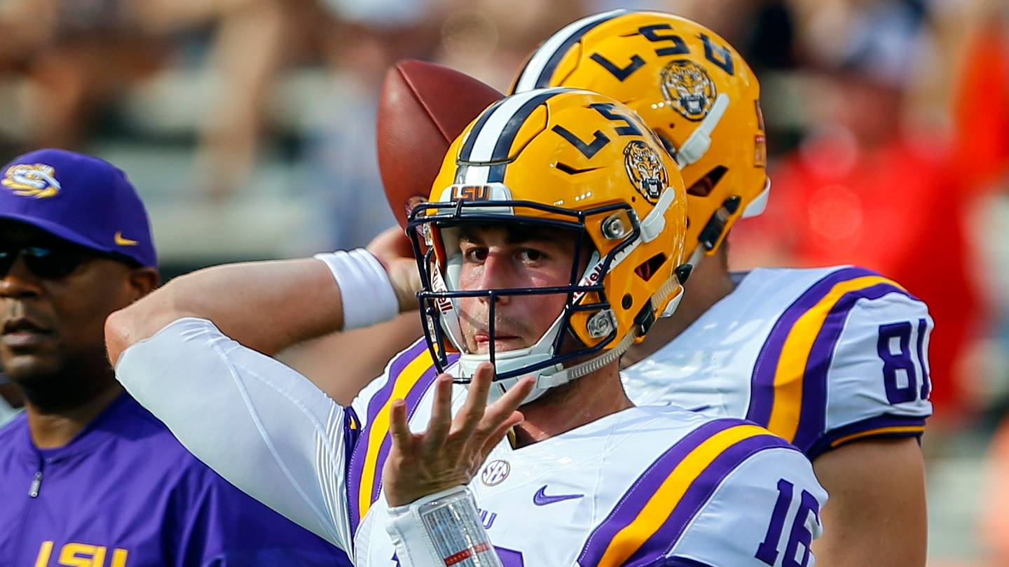 Auburn LB Tre Williams tossed for targeting on hit to Etling - Sports ...