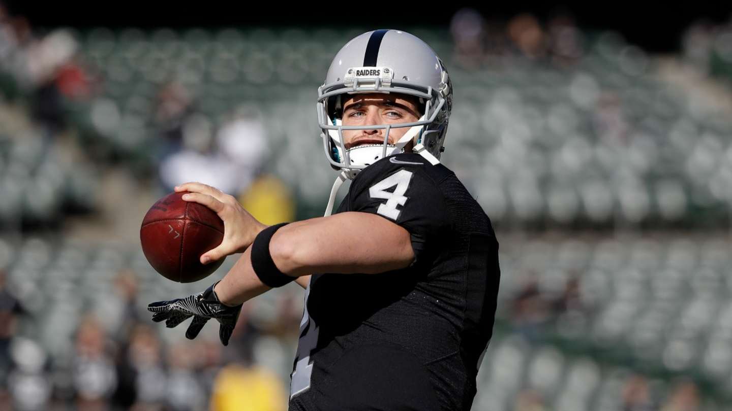 Derek Carr injury news: Raiders QB has broken fibula - Sports Illustrated