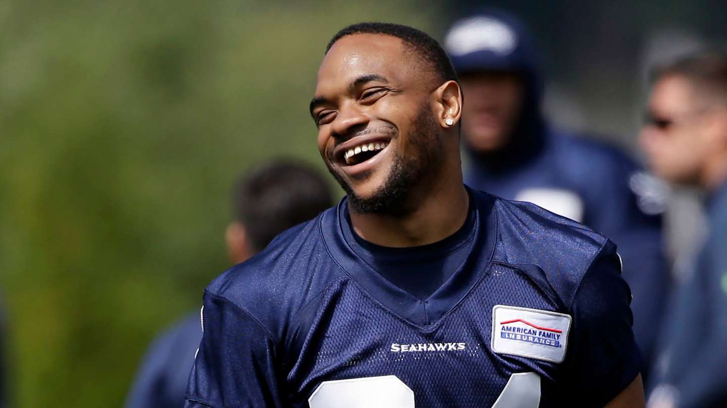 Seahawks fan gives Thomas Rawls necklace (video) - Sports Illustrated
