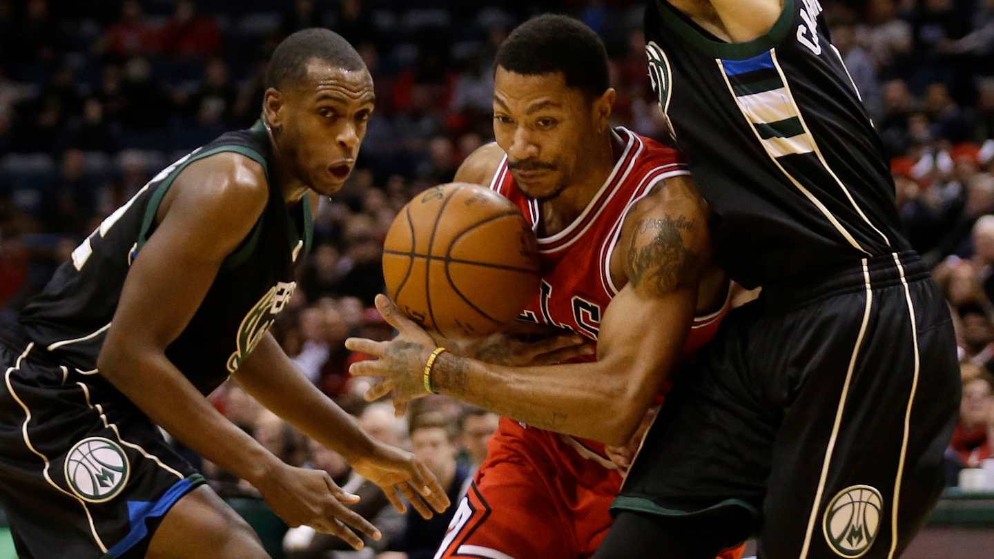 Derrick Rose exits with knee injury, Bulls fall to Bucks - Sports ...