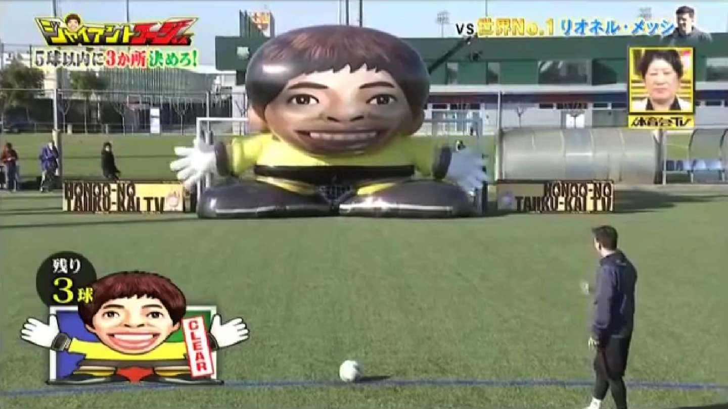 Mustard Minute: Lionel Messi shoots goals against inflatable Messi on ...