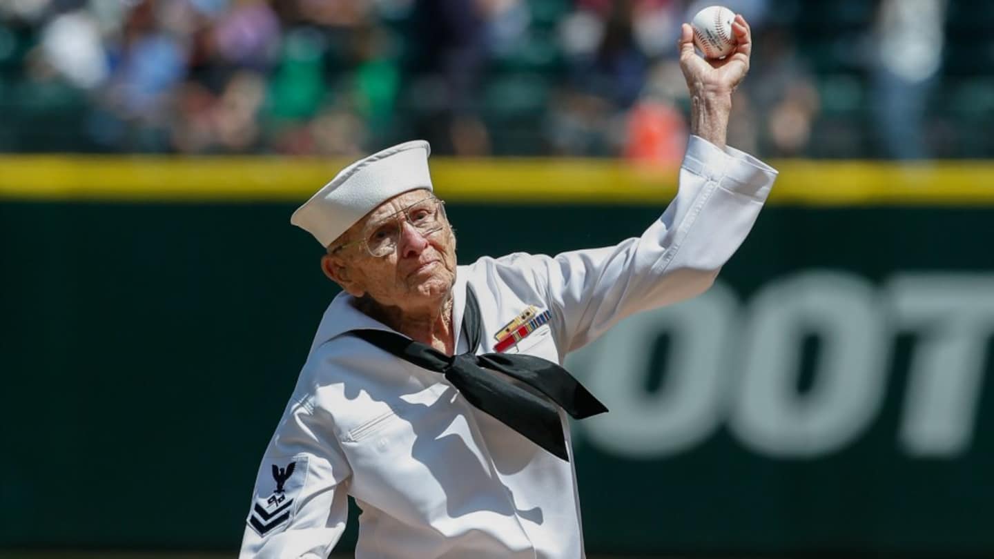 92-year-old veteran throws out Mariners first pitch - Sports Illustrated