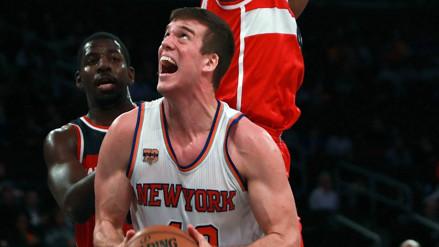 Knicks' Marshall Plumlee runs to arena from train - Sports Illustrated