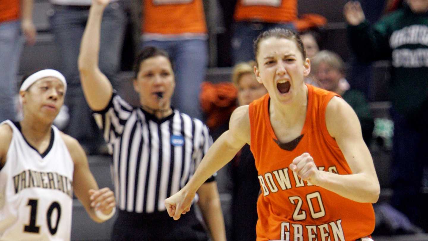 Loyola hires Kate Achter as new women's basketball coach - Sports ...