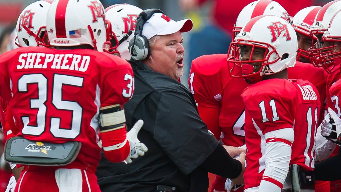'Last Chance U': JUCO football coach gets spotlight - Sports Illustrated