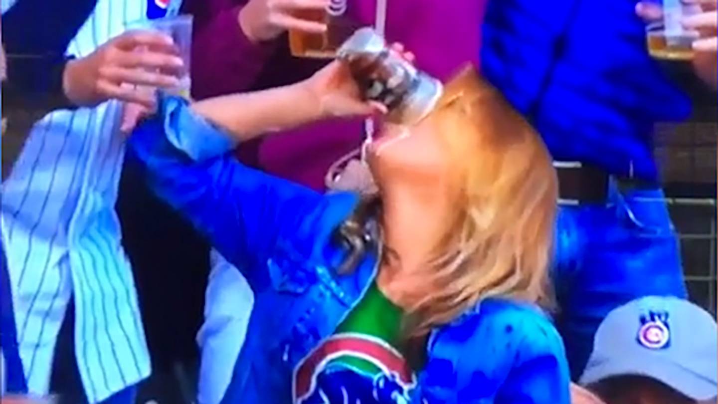 Chicago Cubs fan catches ball in beer, chugs it - Sports Illustrated