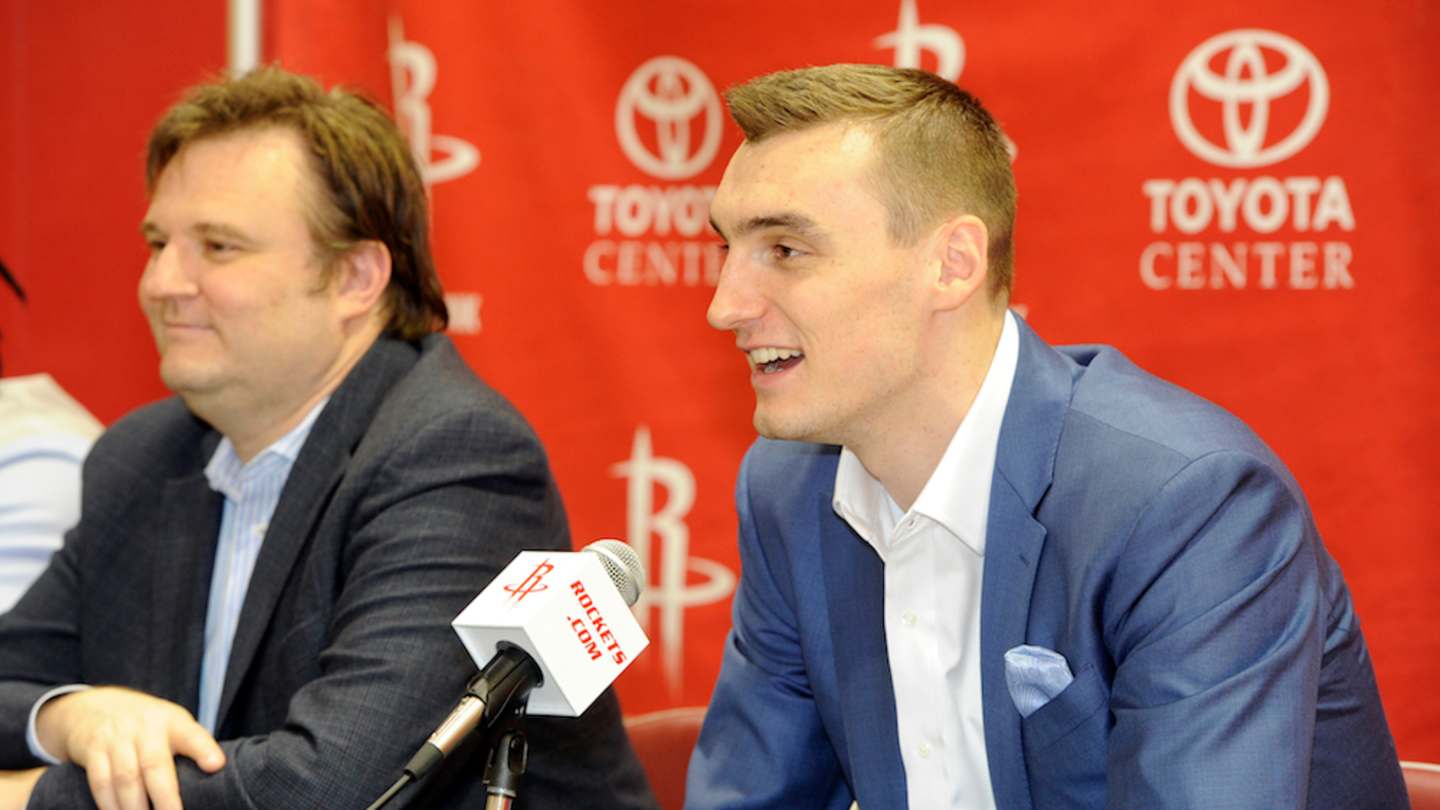 Sam Dekker returns from NBA draft to cut lawn for mom - Sports Illustrated